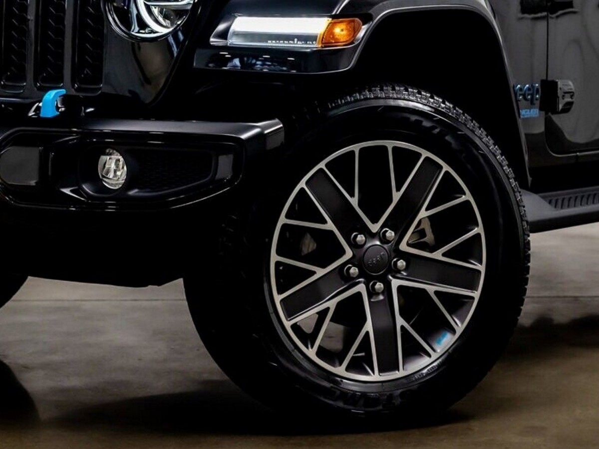 Mopar 4xe High Altitude Sahara 20x8 Inch Wheel - 4755590AA | Mopar ...