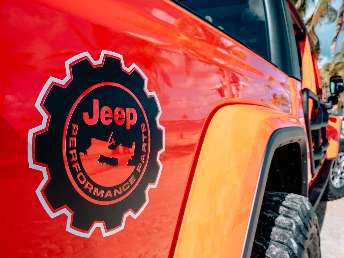 Mopar Graphics Kit - 305 Miami Edition - White Details - 82216396AA ...